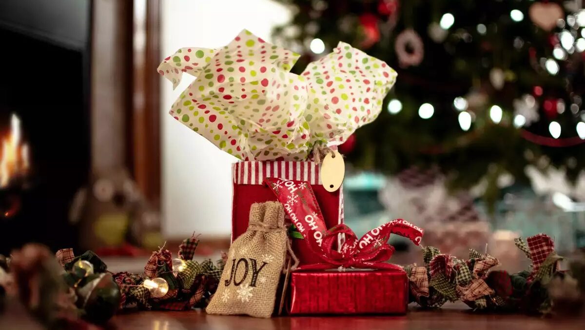 Top 10 Festive Gifts to Spread Warmth and Cheer - Magazines Victor